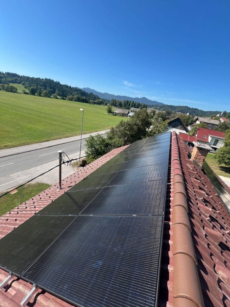 Sončna elektrarna v velikosti 10kW, baterijski hranilnik 16,36kWh, z ...